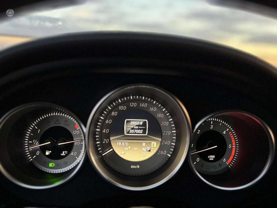 Pelēks Mercedes-Benz CLS 350 2012 Viļņa, ar dzinēja tilpumu 2.99 L un nobraukumu 350 tūkst. km par 10350 €, foto 19 vietnē AUTOMOTO.COM.LV