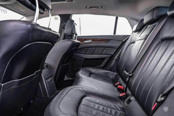 Grey Mercedes-Benz CLS 350 2015 in Kaunas, with an engine capacity of 3.00 L and mileage of 248 thousand km for 17390 €, photo 9 on AUTOMOTO.COM.LV