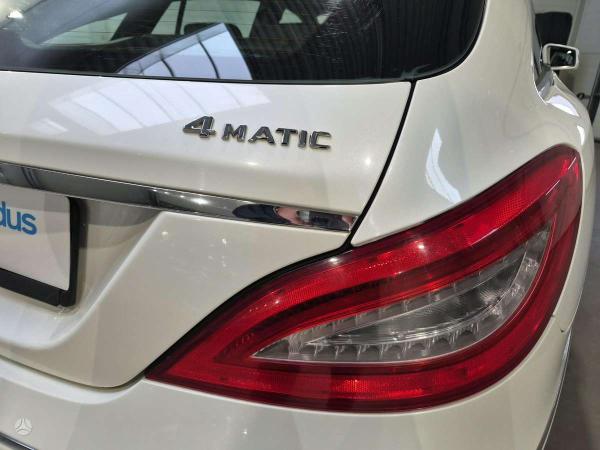 Mercedes-Benz CLS 350 2013 in Klaipeda on AUTOMOTO.COM.LV White Mercedes-Benz CLS 350 2013 in Klaipeda, with an engine capacity of 2.99 L and mileage of 302 thousand km for 10900 €, photo 5 on AUTOMOTO.COM.LV