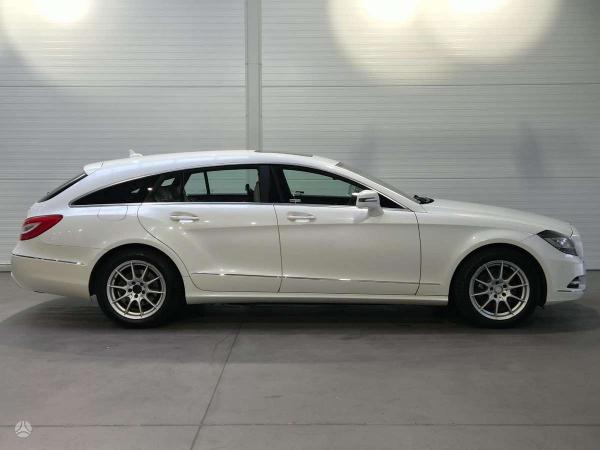 Mercedes-Benz CLS 350 2013 in Klaipeda on AUTOMOTO.COM.LV White Mercedes-Benz CLS 350 2013 in Klaipeda, with an engine capacity of 2.99 L and mileage of 302 thousand km for 10900 €, photo 6 on AUTOMOTO.COM.LV