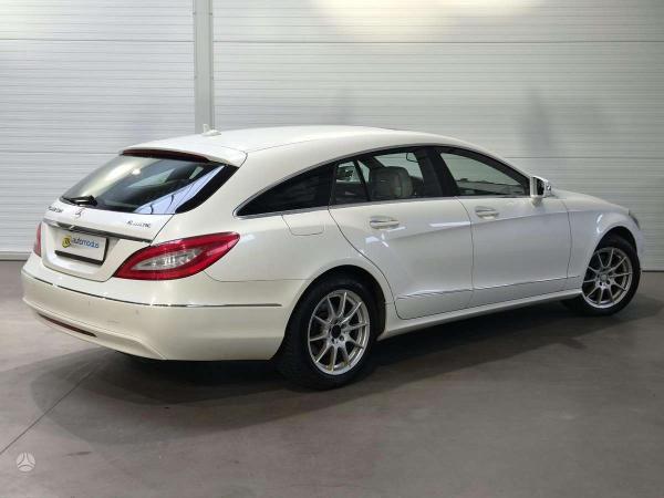 Mercedes-Benz CLS 350 2013 in Klaipeda on AUTOMOTO.COM.LV White Mercedes-Benz CLS 350 2013 in Klaipeda, with an engine capacity of 2.99 L and mileage of 302 thousand km for 10900 €, photo 7 on AUTOMOTO.COM.LV