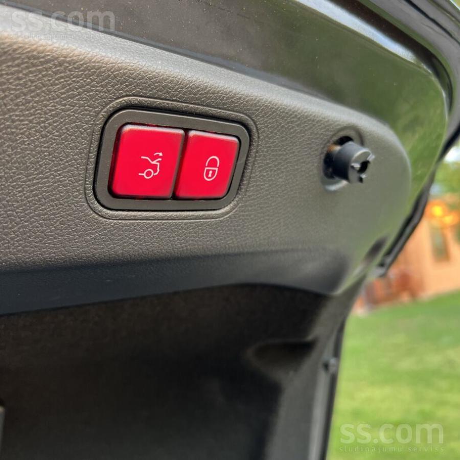 Grey Mercedes-Benz CLS 400 2018 in Daugavpils, with an engine capacity of 3.00 L and mileage of 265 thousand km for 38500 €, photo 27 on AUTOMOTO.COM.LV