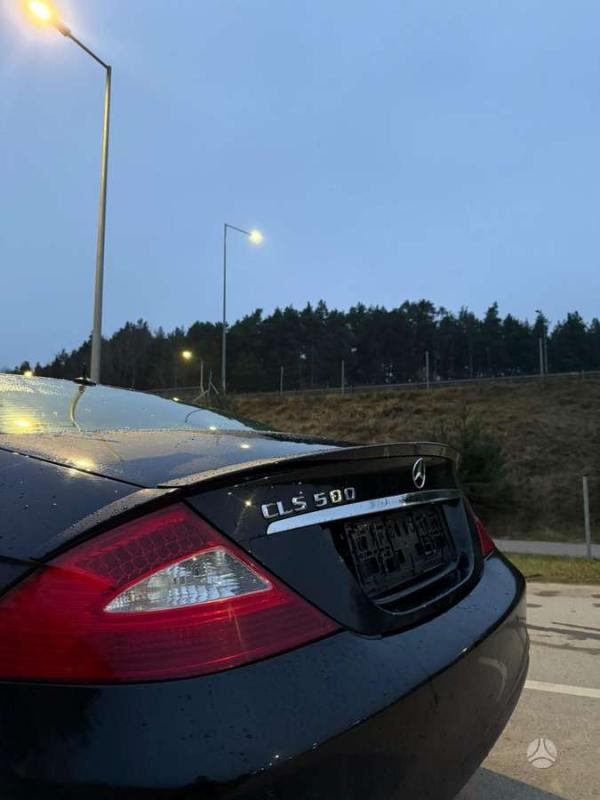 Black Mercedes-Benz CLS 500 2005 in Vilnius, with an engine capacity of 4.97 L and mileage of 220 thousand km for 5999 €, photo 7 on AUTOMOTO.COM.LV