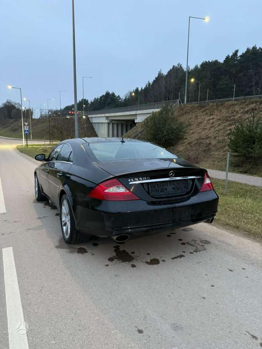 Black Mercedes-Benz CLS 500 2005 in Vilnius, with an engine capacity of 4.97 L and mileage of 220 thousand km for 5999 €, photo 6 on AUTOMOTO.COM.LV
