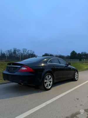 Black Mercedes-Benz CLS 500 2005 in Vilnius, with an engine capacity of 4.97 L and mileage of 220 thousand km for 5999 €, photo 8 on AUTOMOTO.COM.LV