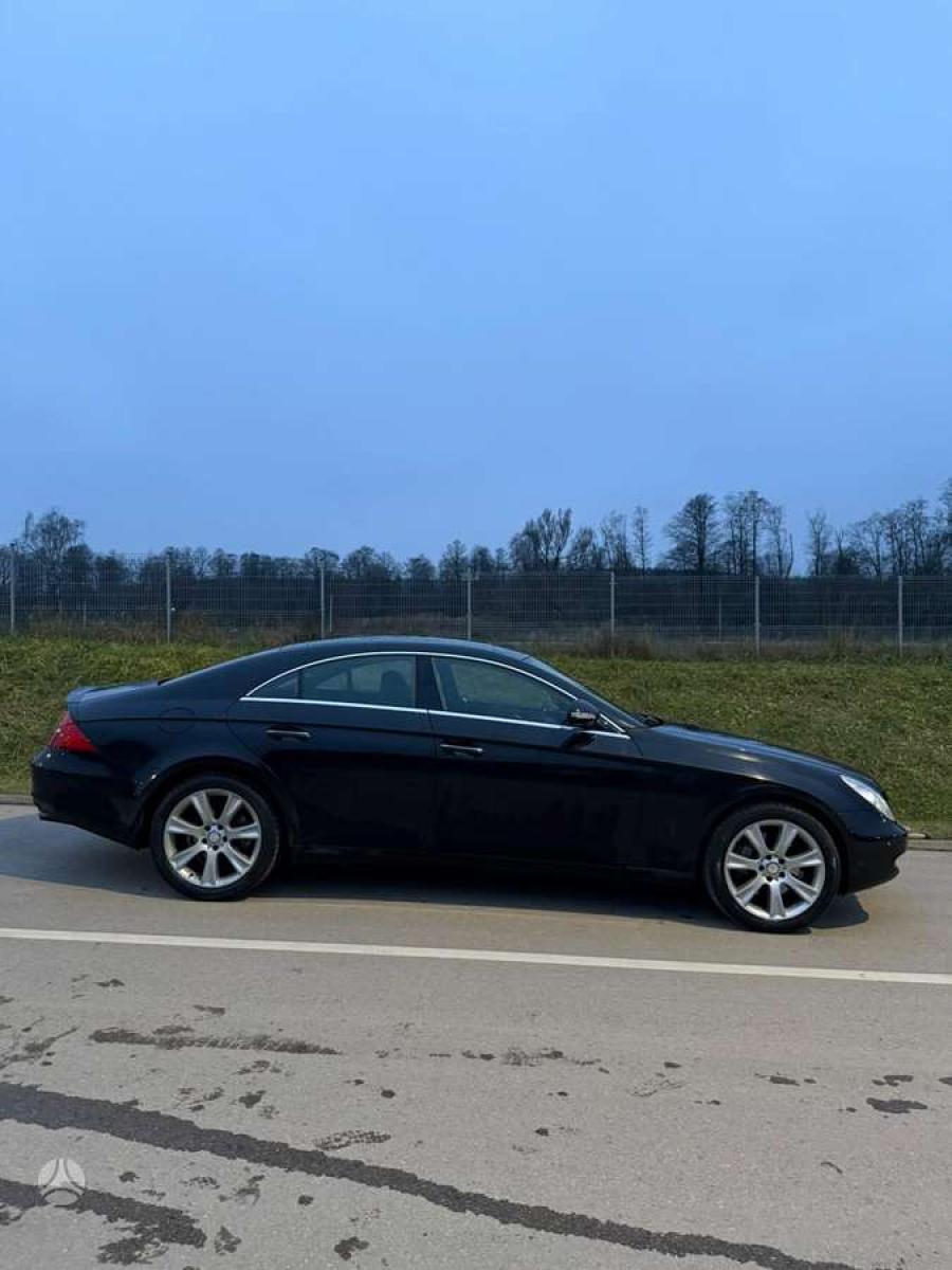 Black Mercedes-Benz CLS 500 2005 in Vilnius, with an engine capacity of 4.97 L and mileage of 220 thousand km for 5999 €, photo 10 on AUTOMOTO.COM.LV