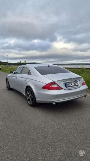 Grey Mercedes-Benz CLS 500 2005 in Kaunas, with an engine capacity of 5.00 L and mileage of 274 thousand km for 6400 €, photo 4 on AUTOMOTO.COM.LV