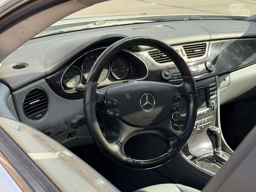 Pelēks Mercedes-Benz CLS 500 2006 Kauņa, ar dzinēja tilpumu 5.00 L un nobraukumu 338 tūkst. km par 4500 €, foto 13 vietnē AUTOMOTO.COM.LV