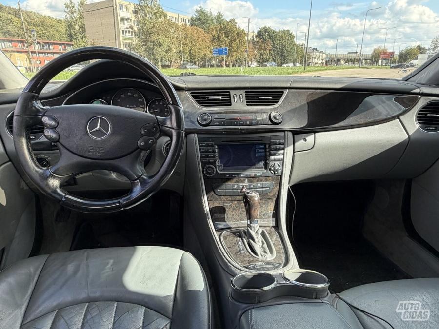 Pelēks Mercedes-Benz CLS 500 2006 Kauņa, ar dzinēja tilpumu 5.00 L un nobraukumu 338 tūkst. km par 4500 €, foto 16 vietnē AUTOMOTO.COM.LV