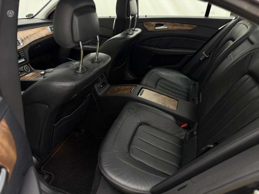 Pelēks Mercedes-Benz CLS 500 2011 Viļņa, ar dzinēja tilpumu 4.66 L un nobraukumu 173 tūkst. km par 9000 €, foto 12 vietnē AUTOMOTO.COM.LV