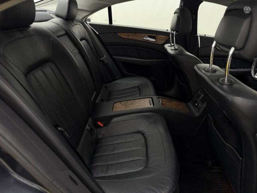 Pelēks Mercedes-Benz CLS 500 2011 Viļņa, ar dzinēja tilpumu 4.66 L un nobraukumu 173 tūkst. km par 9000 €, foto 15 vietnē AUTOMOTO.COM.LV