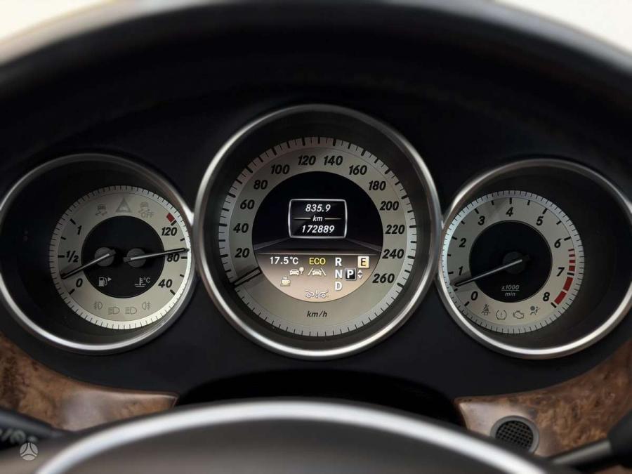 Pelēks Mercedes-Benz CLS 500 2011 Viļņa, ar dzinēja tilpumu 4.66 L un nobraukumu 173 tūkst. km par 9000 €, foto 27 vietnē AUTOMOTO.COM.LV