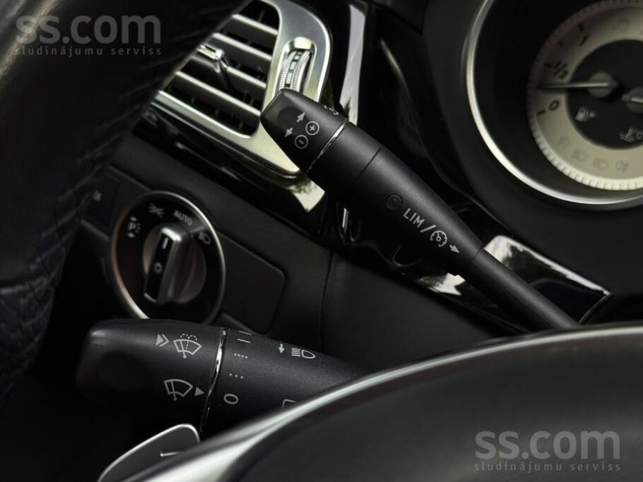 Grey Mercedes-Benz CLS 500 2012 in Riga, with an engine capacity of 4.70 L and mileage of 201 thousand km for 15990 €, photo 27 on AUTOMOTO.COM.LV