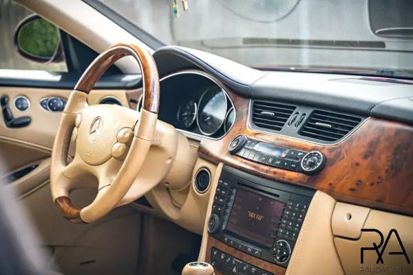 Red Mercedes-Benz CLS 500 2008 in Riga, with an engine capacity of 5.50 L and mileage of 321 thousand km for 5990 €, photo 9 on AUTOMOTO.COM.LV