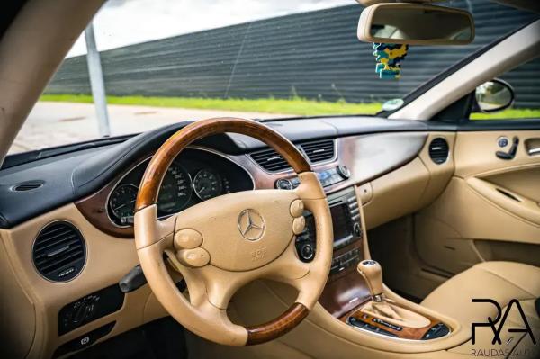 Red Mercedes-Benz CLS 500 2008 in Riga, with an engine capacity of 5.50 L and mileage of 321 thousand km for 5990 €, photo 10 on AUTOMOTO.COM.LV
