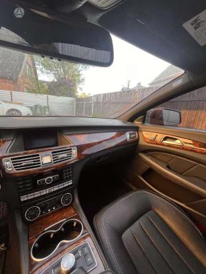 Red Mercedes-Benz CLS 550 2012 in Kaunas, with an engine capacity of 4.70 L and mileage of 223 thousand km for 6500 €, photo 5 on AUTOMOTO.COM.LV