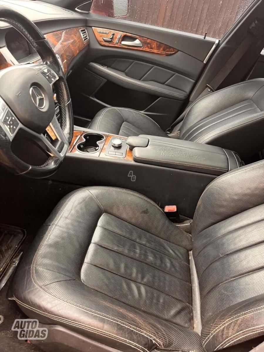 Red Mercedes-Benz CLS 550 2013 in Kaunas, with an engine capacity of 4.70 L and mileage of 223 thousand km for 9000 €, photo 11 on AUTOMOTO.COM.LV