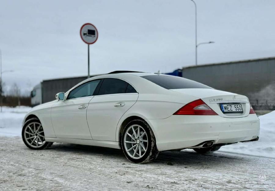 White Mercedes-Benz CLS 550 2009 in Vilnius, with an engine capacity of 5.46 L and mileage of 270 thousand km for 6800 €, photo 8 on AUTOMOTO.COM.LV