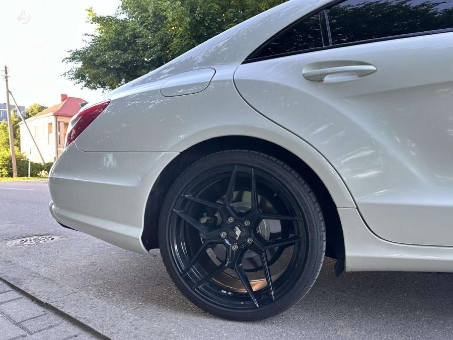 White Mercedes-Benz CLS 550 2012 in Jonava, with an engine capacity of 4.70 L and mileage of 196 thousand km for 12250 €, photo 8 on AUTOMOTO.COM.LV