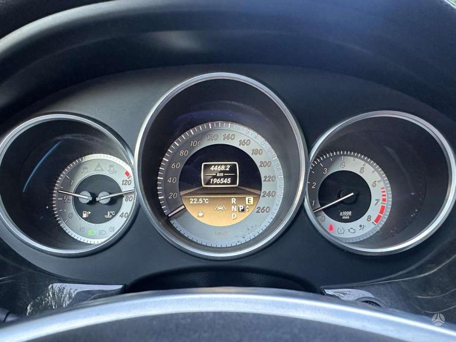 White Mercedes-Benz CLS 550 2012 in Jonava, with an engine capacity of 4.70 L and mileage of 196 thousand km for 12250 €, photo 24 on AUTOMOTO.COM.LV