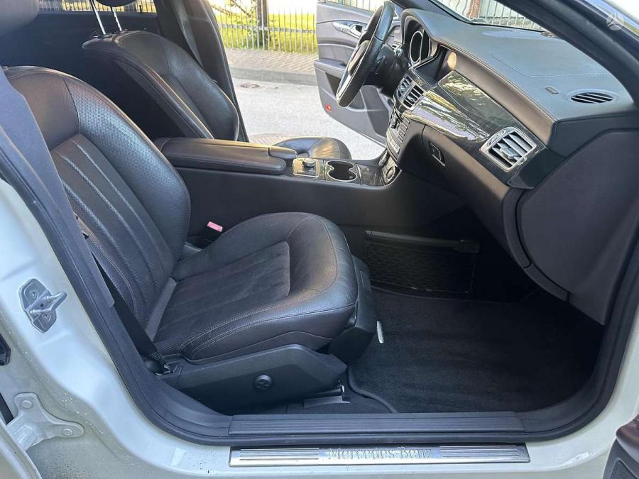 White Mercedes-Benz CLS 550 2012 in Jonava, with an engine capacity of 4.70 L and mileage of 196 thousand km for 12250 €, photo 26 on AUTOMOTO.COM.LV