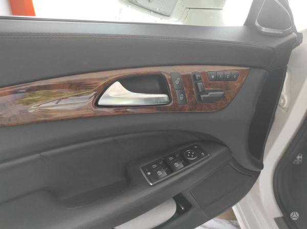 White Mercedes-Benz cls-63-amg 2013 in Kaunas, with an engine capacity of 5.46 L and mileage of 173 thousand km for 24500 €, photo 7 on AUTOMOTO.COM.LV