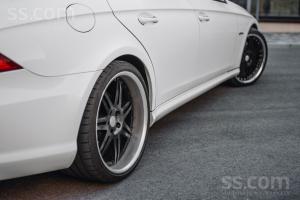 White Mercedes-Benz cls-63-amg 2006 in Riga, with an engine capacity of 6.30 L and mileage of 41 thousand km for 33000 €, photo 15 on AUTOMOTO.COM.LV