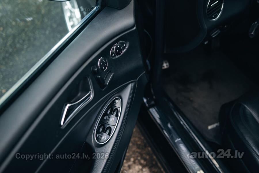 Black Mercedes-Benz CLS-Class 2005 in Tallinn, with an engine capacity of 5.40 L and mileage of 126 thousand km for 22000 €, photo 14 on AUTOMOTO.COM.LV