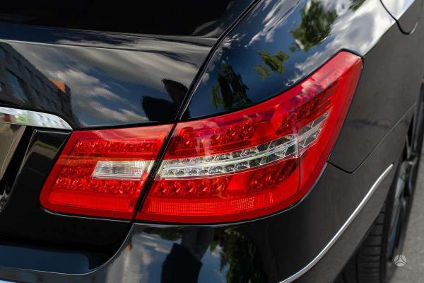 Black Mercedes-Benz e-200 2010 in Vilnius, with an engine capacity of 1.80 L and mileage of 197 thousand km for 10500 €, photo 6 on AUTOMOTO.COM.LV