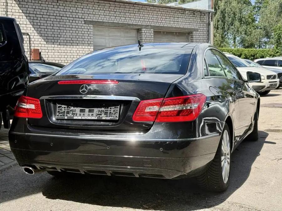Black Mercedes-Benz e-200 2010 in Riga, with an engine capacity of 1.80 L and mileage of 120 thousand km for 14800 €, photo 4 on AUTOMOTO.COM.LV