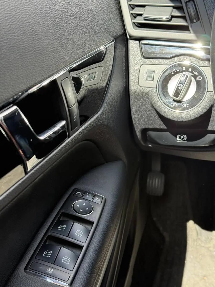 Black Mercedes-Benz e-200 2010 in Riga, with an engine capacity of 1.80 L and mileage of 120 thousand km for 14800 €, photo 13 on AUTOMOTO.COM.LV