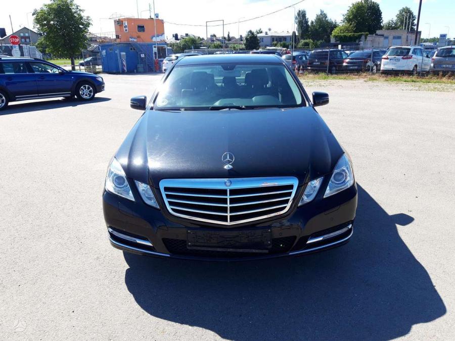 Melns Mercedes-Benz e-200 2009 Šauļi, ar dzinēja tilpumu 1.80 L un nobraukumu 223 tūkst. km par 7200 €, foto 3 vietnē AUTOMOTO.COM.LV