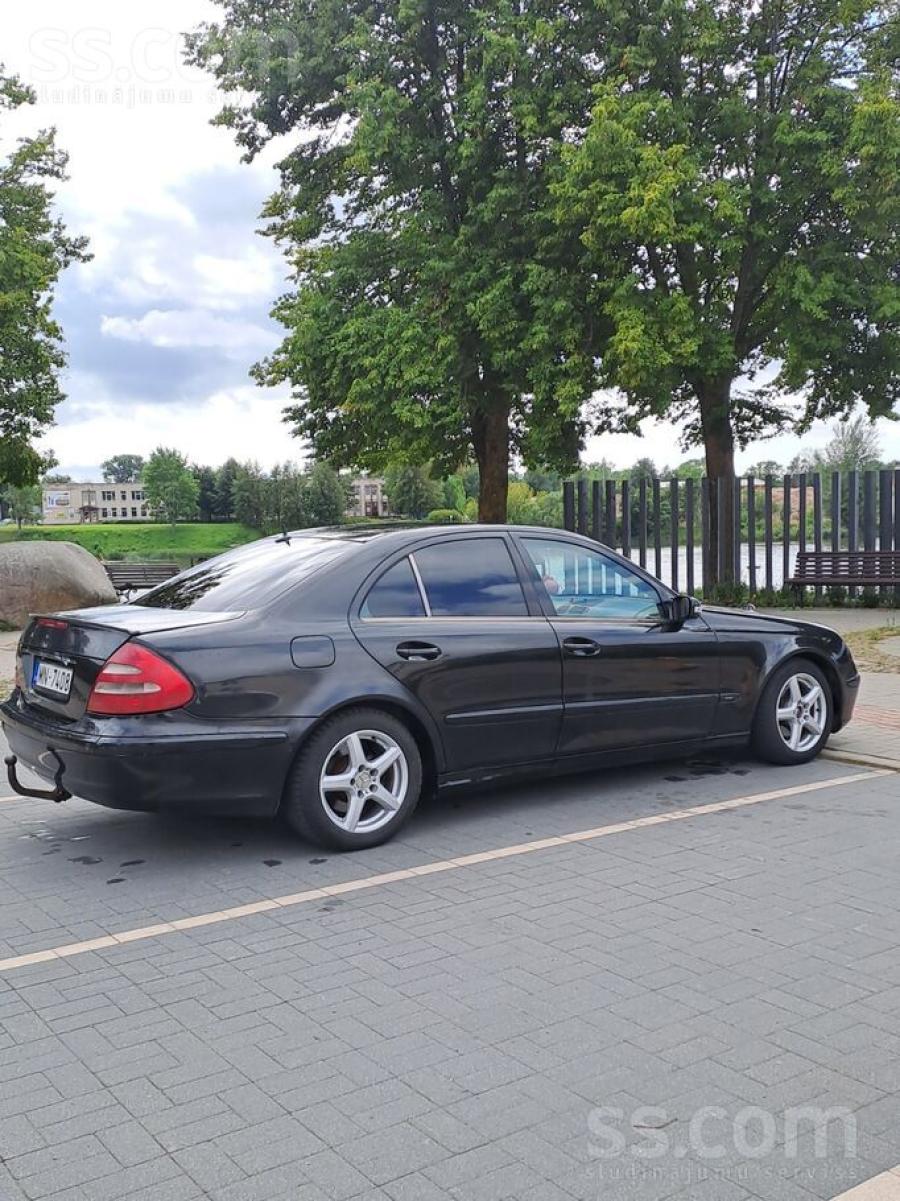 Черный Мерседес E 200 2003 в Валмиера, объемом двигателя 2.20 л и пробегом 368 тыс. км за 2300 €, фото 4 на AUTOMOTO.COM.LV