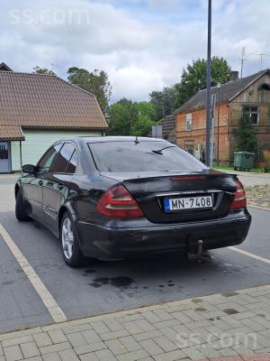 Черный Мерседес E 200 2003 в Валмиера, объемом двигателя 2.20 л и пробегом 368 тыс. км за 2300 €, фото 5 на AUTOMOTO.COM.LV