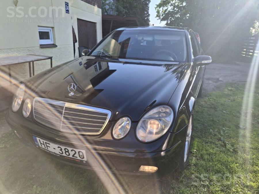 Черный Мерседес E 200 2004 в Валмиера, объемом двигателя 2.20 л и пробегом 340 тыс. км за 2800 €, фото 3 на AUTOMOTO.COM.LV