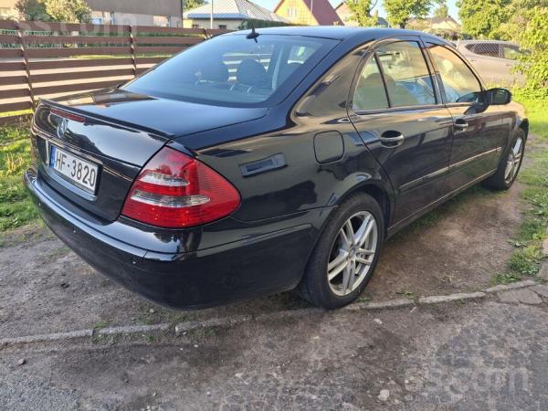 Черный Мерседес E 200 2004 в Валмиера, объемом двигателя 2.20 л и пробегом 340 тыс. км за 2800 €, фото 3 на AUTOMOTO.COM.LV