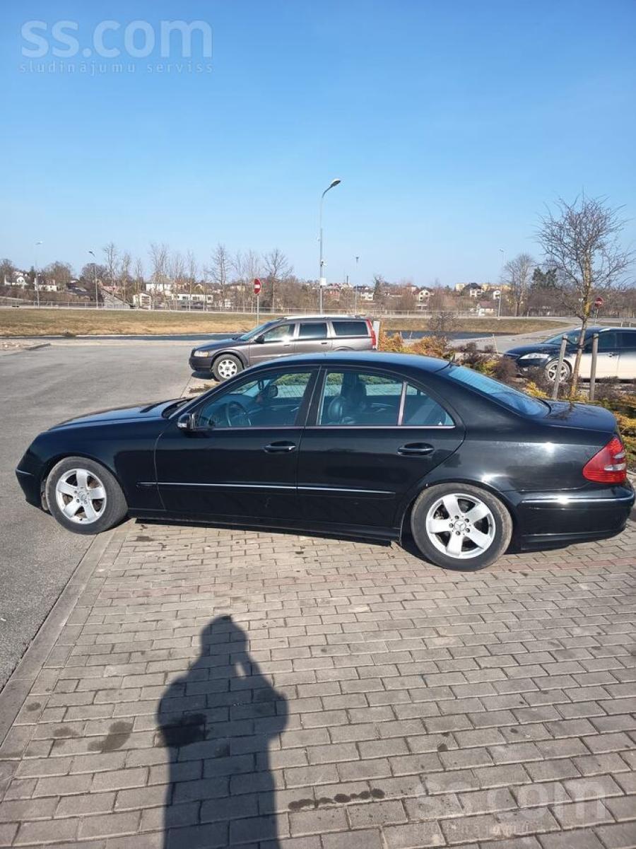 Black Mercedes-Benz e-200 2004 in Bauska, with an engine capacity of 2.20 L and mileage of 340 thousand km for 2600 €, photo 3 on AUTOMOTO.COM.LV