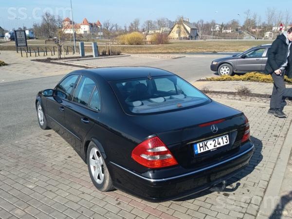 Black Mercedes-Benz e-200 2004 in Bauska, with an engine capacity of 2.20 L and mileage of 340 thousand km for 2600 €, photo 3 on AUTOMOTO.COM.LV