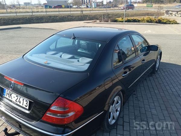 Black Mercedes-Benz e-200 2004 in Bauska, with an engine capacity of 2.20 L and mileage of 340 thousand km for 2600 €, photo 4 on AUTOMOTO.COM.LV