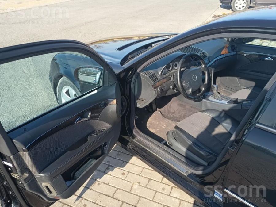 Black Mercedes-Benz e-200 2004 in Bauska, with an engine capacity of 2.20 L and mileage of 340 thousand km for 2600 €, photo 7 on AUTOMOTO.COM.LV