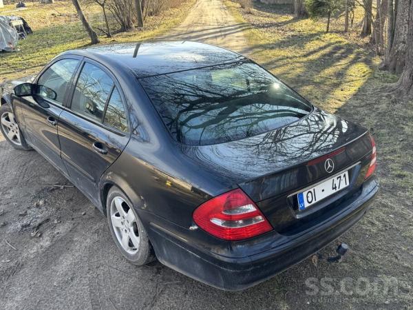 Черный Мерседес E 200 2004 в Валмиера, объемом двигателя 2.20 л и пробегом 464 тыс. км за 950 €, фото 2 на AUTOMOTO.COM.LV
