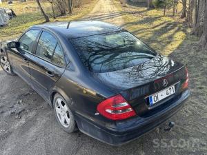 Черный Мерседес E 200 2004 в Валмиера, объемом двигателя 2.20 л и пробегом 464 тыс. км за 950 €, фото 3 на AUTOMOTO.COM.LV