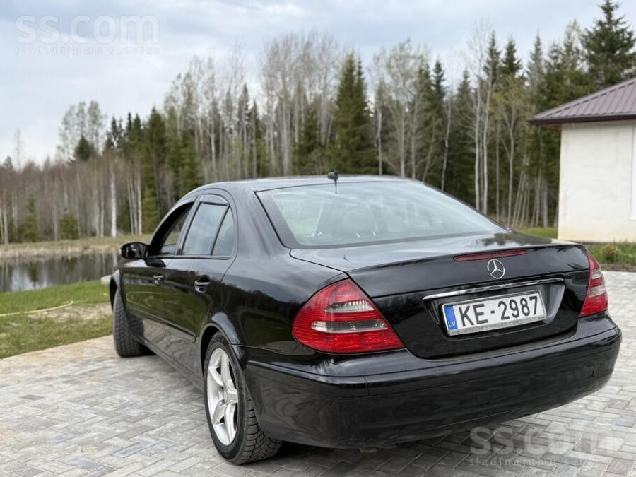 Black Mercedes-Benz e-200 2005 in Cesis, with an engine capacity of 2.20 L and mileage of 303 thousand km for 1800 €, photo 4 on AUTOMOTO.COM.LV