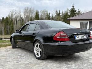 Black Mercedes-Benz e-200 2005 in Cesis, with an engine capacity of 2.20 L and mileage of 303 thousand km for 1800 €, photo 5 on AUTOMOTO.COM.LV
