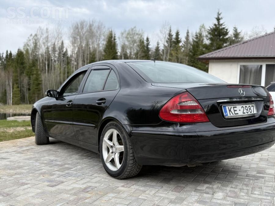 Black Mercedes-Benz e-200 2005 in Cesis, with an engine capacity of 2.20 L and mileage of 303 thousand km for 1800 €, photo 5 on AUTOMOTO.COM.LV