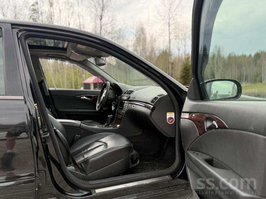 Black Mercedes-Benz e-200 2005 in Cesis, with an engine capacity of 2.20 L and mileage of 303 thousand km for 1800 €, photo 10 on AUTOMOTO.COM.LV