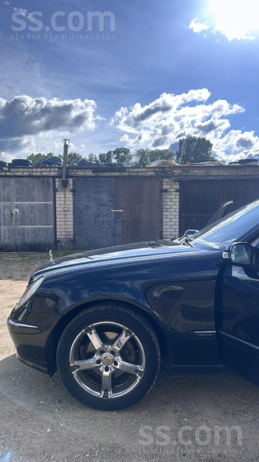 Black Mercedes-Benz e-200 2005 in Cesis, with an engine capacity of 1.80 L and mileage of 370 thousand km for 3200 €, photo 3 on AUTOMOTO.COM.LV
