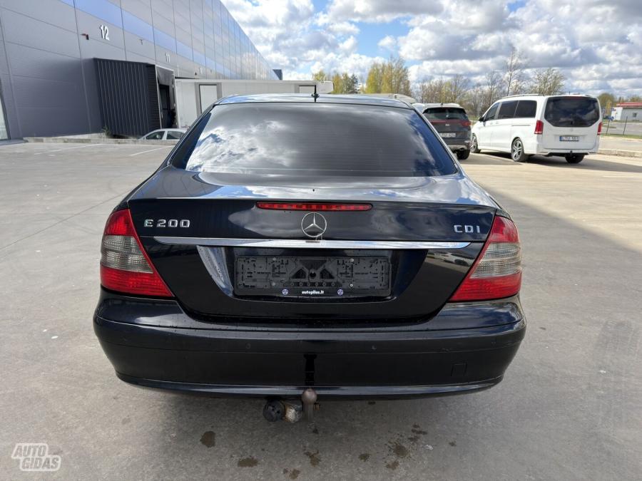 Черный Мерседес E 200 2007 в Паневежис, объемом двигателя 2.20 л и пробегом 400 тыс. км за 2050 €, фото 10 на AUTOMOTO.COM.LV