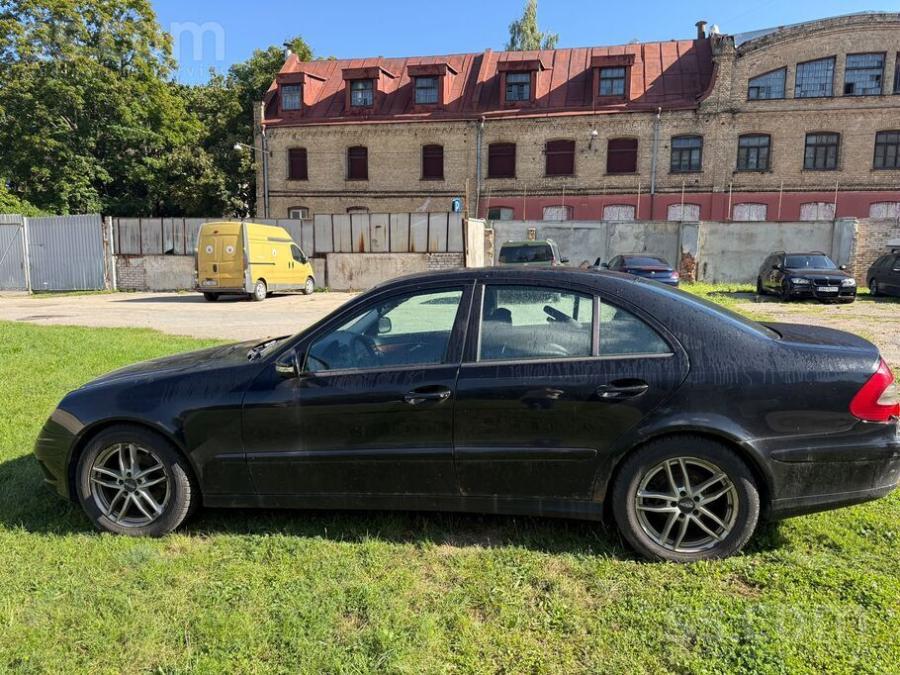 Black Mercedes-Benz e-200 2007 in Riga, with an engine capacity of 2.20 L and mileage of 534 thousand km for 1200 €, photo 9 on AUTOMOTO.COM.LV
