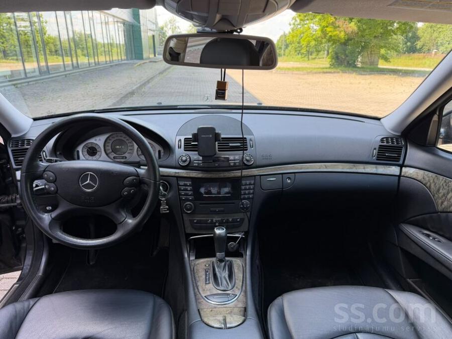 Black Mercedes-Benz e-200 2008 in Tukums, with an engine capacity of 1.80 L and mileage of 139 thousand km for 5200 €, photo 16 on AUTOMOTO.COM.LV